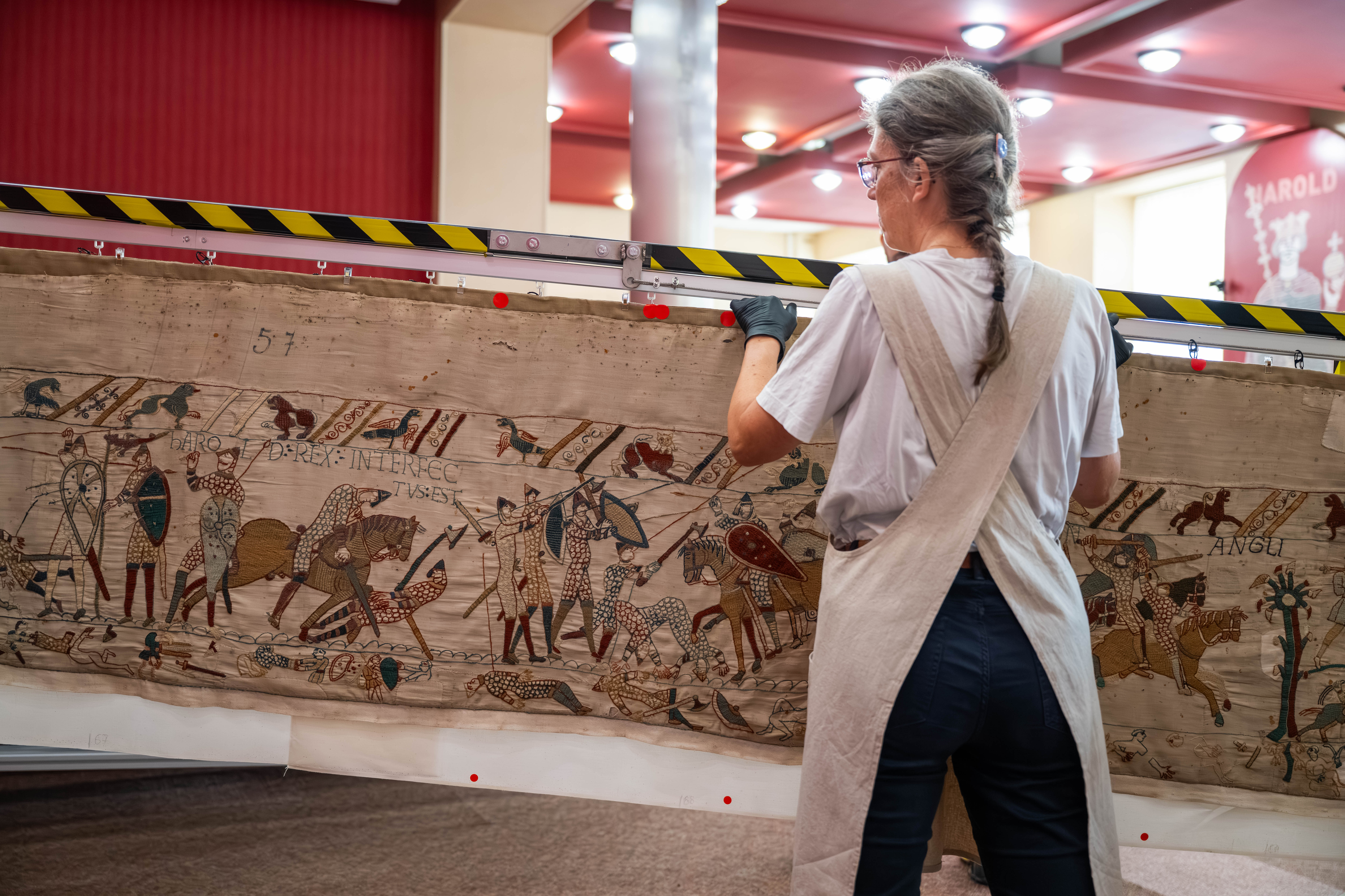 Découvrez la vidéo de l'extraction de la Tapisserie de Bayeux - Bayeux ...